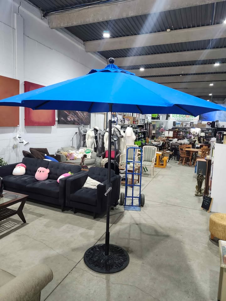 Sunbrella "The Lean" Auto Tilt Patio Umbrella with Stand - 9ft wide ...